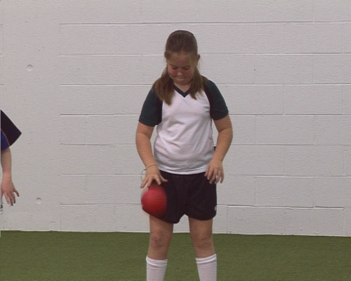 Catching & Passing - 1-Handed Bounce & Catch | Tobar
