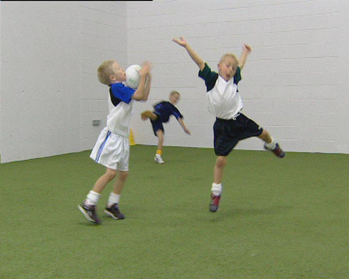 Catching & Passing - Piggy in the Middle | Tobar